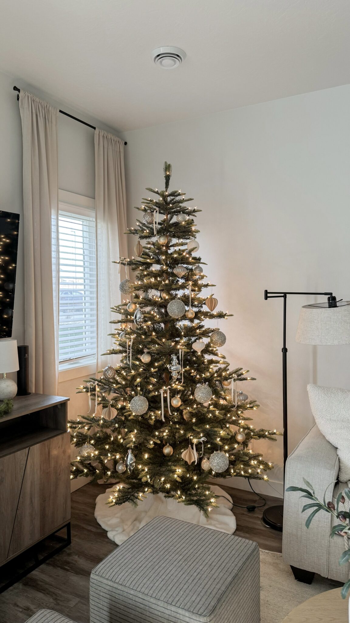 12 Minimalist Christmas Decor Ideas to Try This Season - Kelsey Kooima