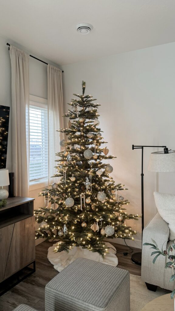 12 Minimalist Christmas Decor Ideas to Try This Season - Kelsey Kooima